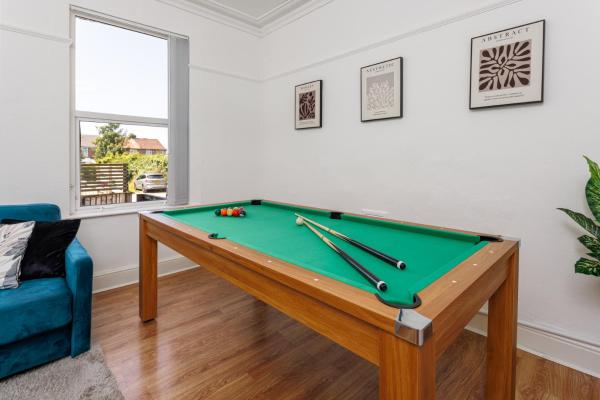Flatzy - Sleeps 16 Near Football Ground & Ping Pong Table - North Wales