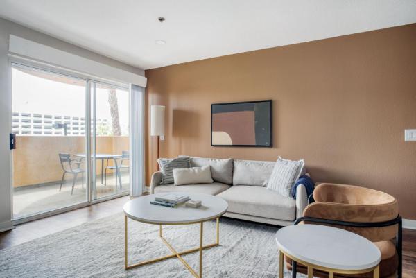 Blueground Fairfax Jacuzzi Nr La Brea Tar Pits Lax-1100 - West Hollywood, CA