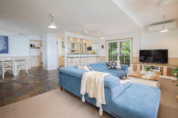 The Lake Haus - Spacious Waterfront Escape With Pool - Central Coast