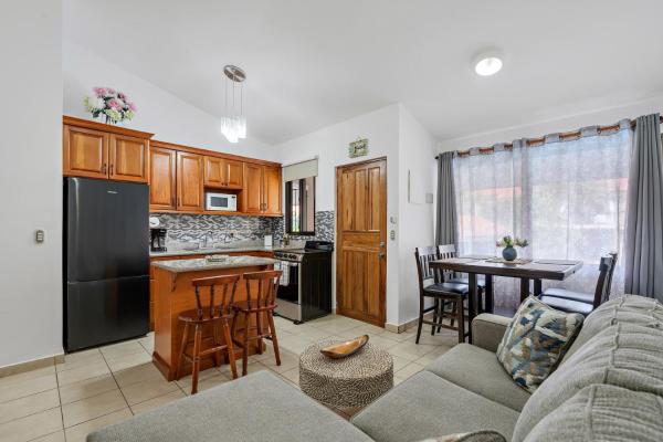 2-bd Condo With Pool, Walk To Beach - Playa Hermosa