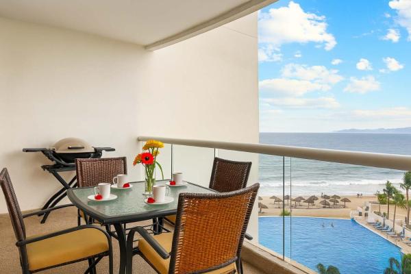 Beachfront Oasis With Pool Views And Balcony - Nuevo Vallarta