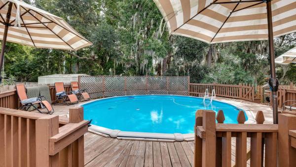 Pet-friendly Poolside Stay Near Downtown Savannah - Wilmington Island, GA