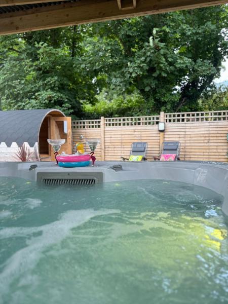 Paddock Pod - Sleeps 4 & Roofed Over Private Hot Tub & New Sauna - 도니골 주