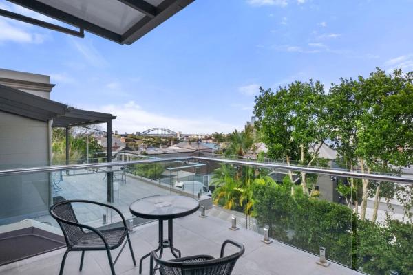 Harbour Glimpses & Modern Comfort - Burwood