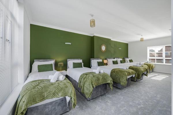 3 Bed Townhouse I Secure Parking I Sleeps 9 - Suffolk