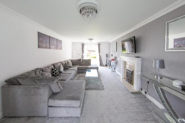 5 Bed Detached House- Sleeps 14 & 11 Beds - Cardiff
