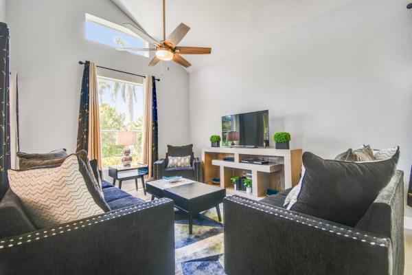 Modern 3-bedroom Townhouse In Isla Del Sol - St. Pete Beach, FL