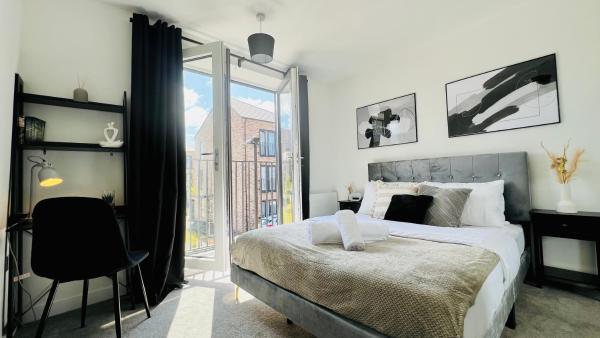 Entire Luxury 2 Bedroom Apartment - Quiet & Central With Free Parking - Solihull