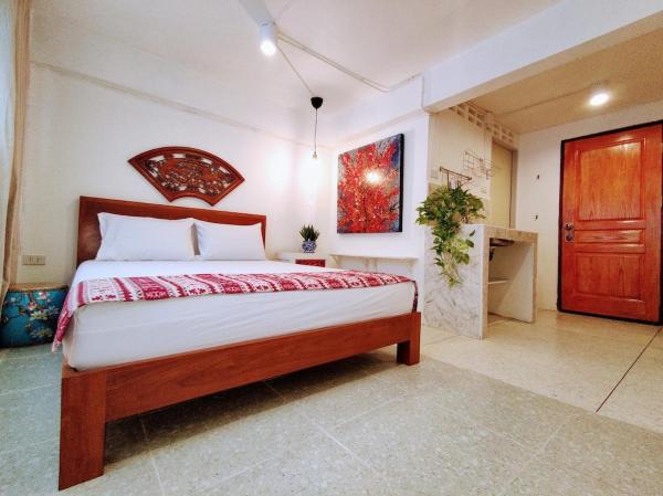 Lumphini 3 Teakwood Red At Steamy Location - Bangkok