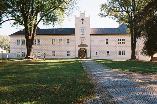 Zámek Spálené Poříčí - Tšekki