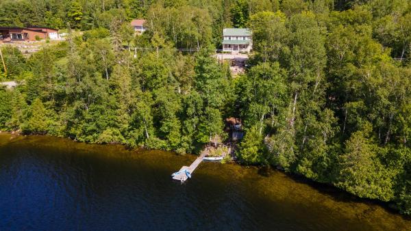 Lake And Pool Table - Au Pied Du Lac - Laurentides