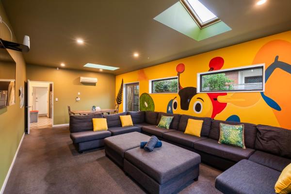 Youll Be Wondering Your Guests Are Here- So Much To Do!- Central Stay W Cinema- Free Parking-games Room Ps5 Arcade-6 Queen Bedrooms W Private Bathrooms- Free Parking - Christchurch