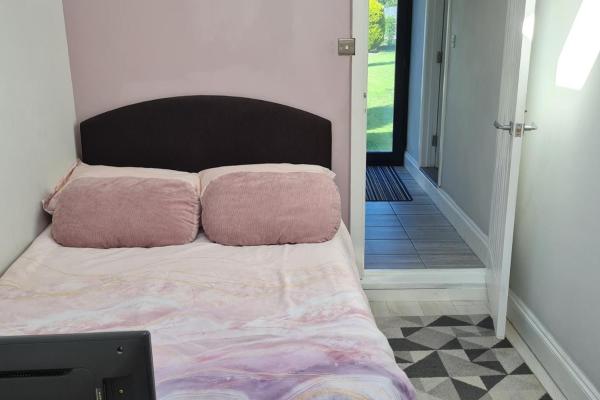 1 Bed-sleeps 2-parking-garden-2 Min Train Station - Hertfordshire