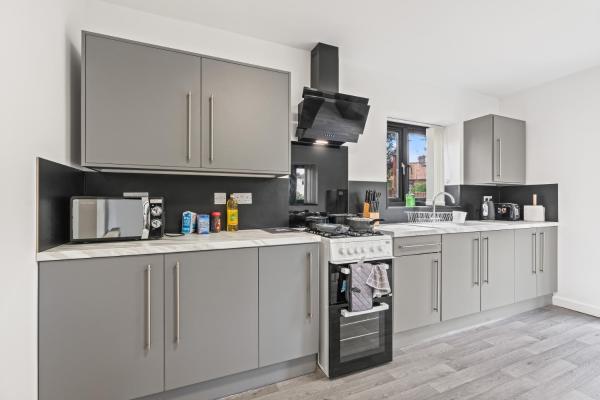 Luxury 4 Bedroom House With Free Parking - Birmingham