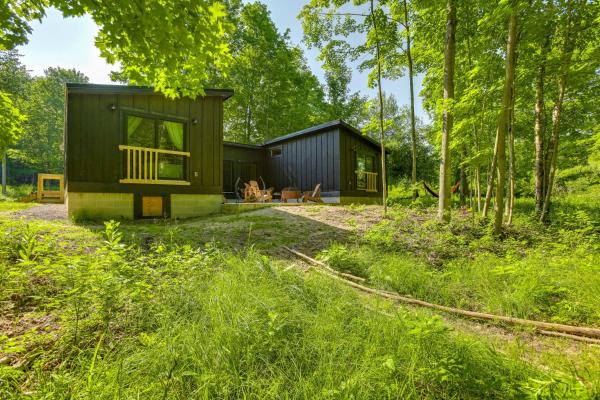 8 Mi To Sleeping Bear Dunes Creekside Cabin - Empire, MI