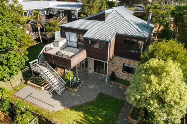 Waiake Family Retreat - Auckland Holiday Home - North Shore