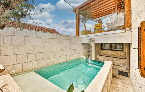 Gorgeous Home In Okrug Gornji - Okrug Gornji