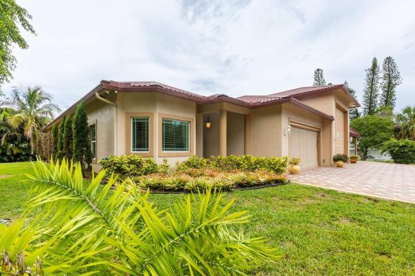 Chill & Spacious 3br - Beaches & Backyard Fun - West Palm Beach, FL