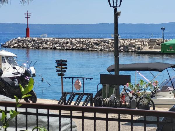 Harbour-side Apartment With Beautiful Terrace - Tučepi