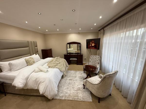 Elegant 5br House With Pool, Gourmet Kitchen And Reliable Generator - Johannesburg