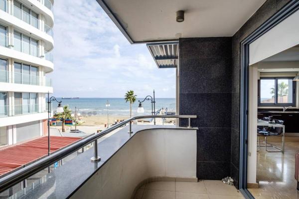 Dios Ponte Finikoudes Beachfront - Lárnaca