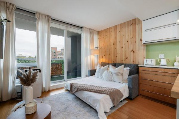 Cozy Chinatown Stay With Balcony And Parking Near Pacific Station - West Vancouver