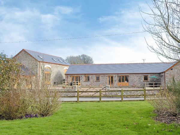 Luxury Converted Barn Near Carmarthen, Pets Welcome - Sleeps 4 - Pembrokeshire