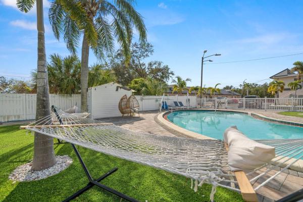 2q Beds Unit W Shared Pool 01 - Clearwater, FL