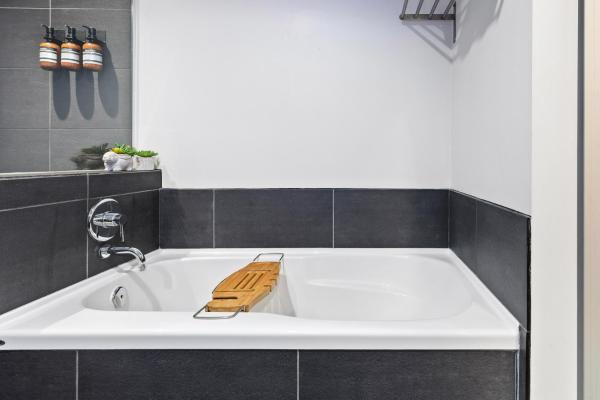 Downtown Condo With Balcony And Free Parking Near Gastown For 5 - Burnaby