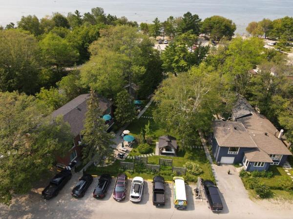 The Cozy Shore Cottage - Large - Wasaga Beach