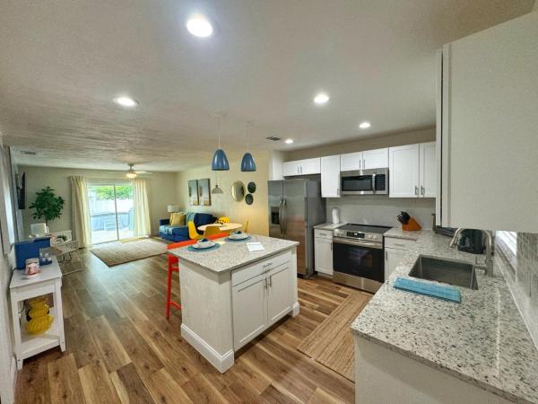 New - Amazing Sunshine - Up 6 Guests-private Backyard - Port Orange, FL