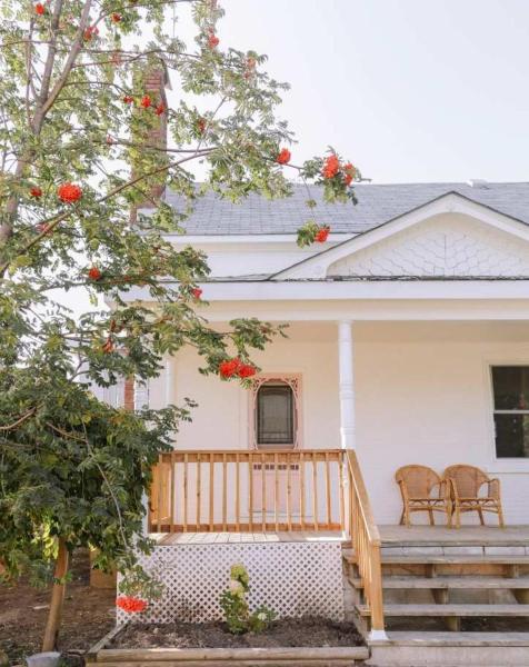 The Wild Rose - Cozy Pec Rental In Picton - Prince Edward