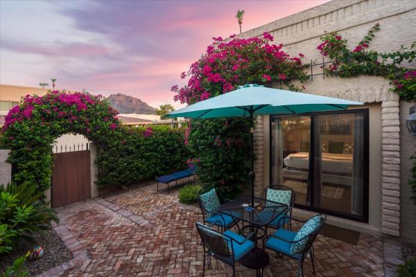 Pools Courts Bbq Firepit Pineapple Paradise - Scottsdale, AZ