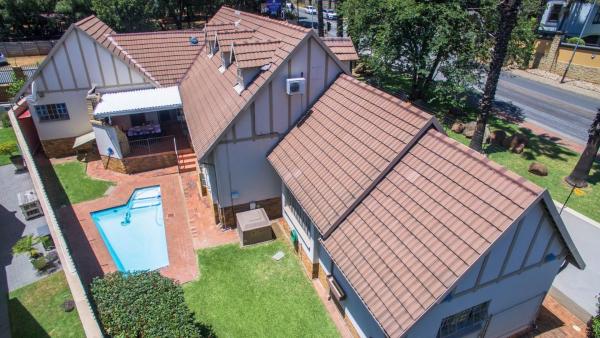 Elegant 5br House With Pool, Gourmet Kitchen And Reliable Generator - Johannesburg