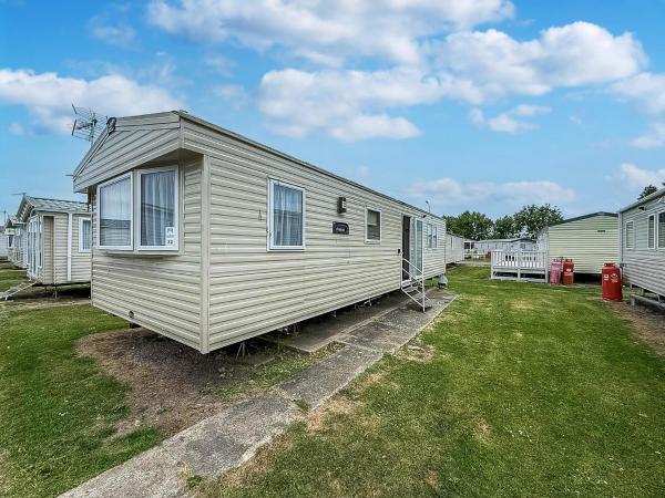 Dog Friendly Caravan For Hire At Seawick Holiday Park In Essex Ref 27032sw - Clacton-on-Sea