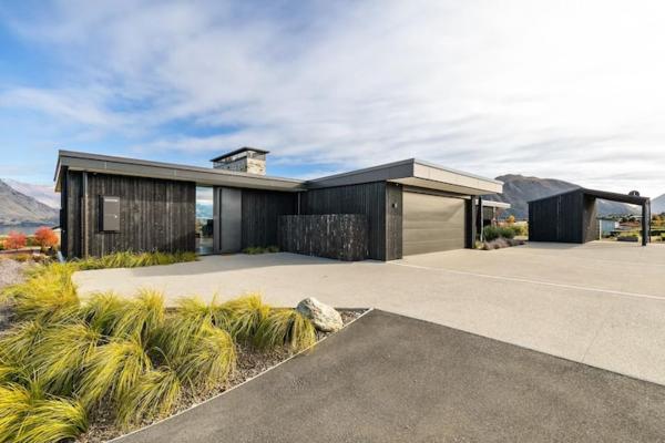 Ridgecrest Views Spa Sleeps 12 - Wanaka
