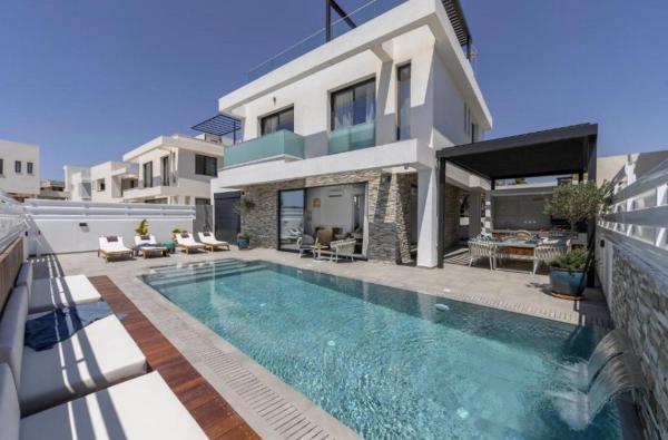 Magnificent Protaras Villa Villa Chelsea 3 Bedrooms Private Outdoor Pool And Hot Tub Furnished Sun Terrace Shaded Furnished Terrace Bbq - Ayia Napa