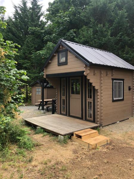The Cedar Cabin Bunkie - Cowichan Valley Bunkie Glamping - Vancouver Island