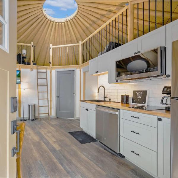 Gentry- Luxury Yurt-cabin - Family Glamping Canyon Lake W Private Hot Tub - Canyon Lake, TX