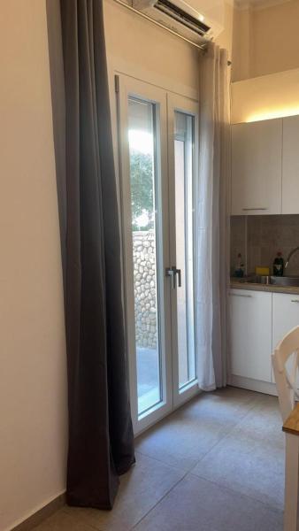 Sunset Realty Studios - Сирос