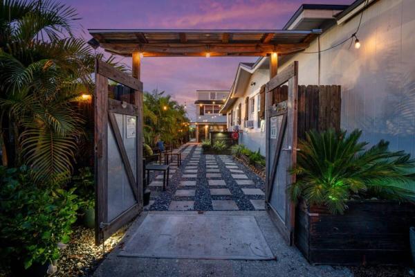 Cozy And Private Studio W Outdoor Deck - St. Pete Beach, FL