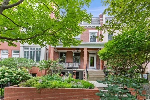 Sojourn Capitol Hill Bliss With Sunroom And Front Patio - Hyattsville, MD