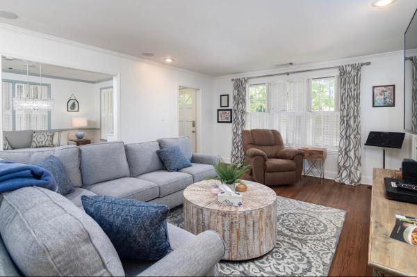 Walk To Oxford Square, Faulkner House, Ole Miss - 옥스퍼드