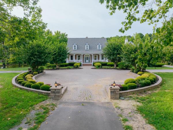 Beautiful Estate In 19 Acres Of Land In Apex - Apex