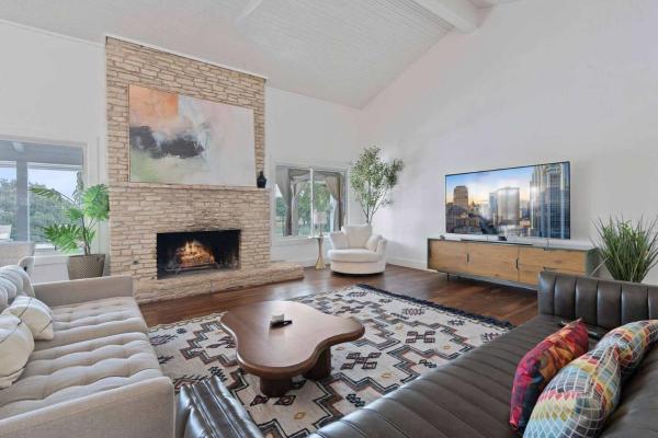 Luxurious Modern Retreat With Private Pool & Patio - Austin, TX