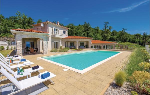 Stunning Home In Veprinac With Sauna - Opatija
