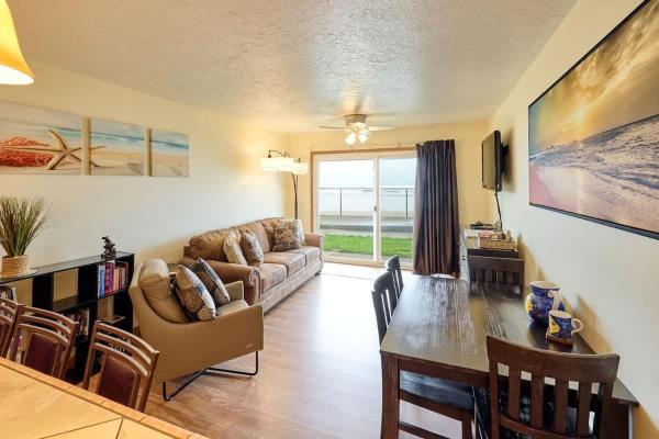 Premier Ground Floor Beachfront Condo - Sleeps 4 - Saltwater Pool - Lincoln City, OR