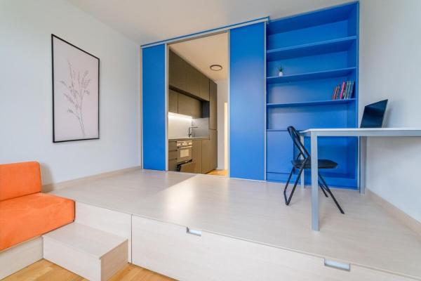 Chic Navy Studio With Balcony & Church View - Praag