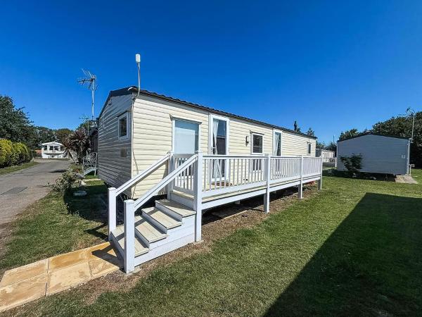 Great Caravan With Wifi And Decking At Dovercourt Holiday Park Ref 44806c - Suffolk