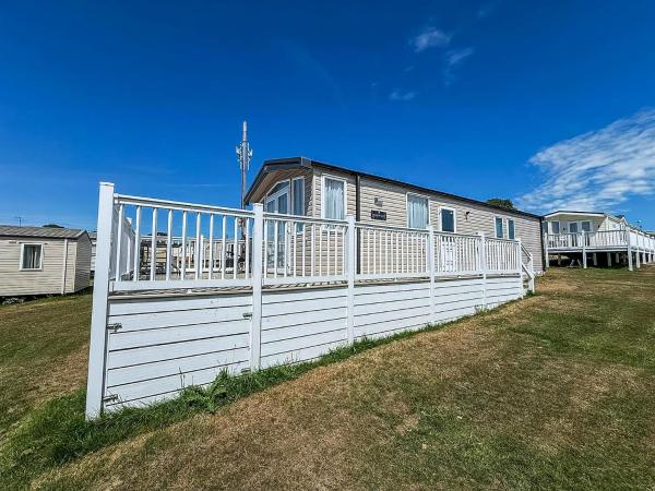 Modern Caravan With Decking At Valley Farm, Essex Ref 46112v - Frinton-on-Sea